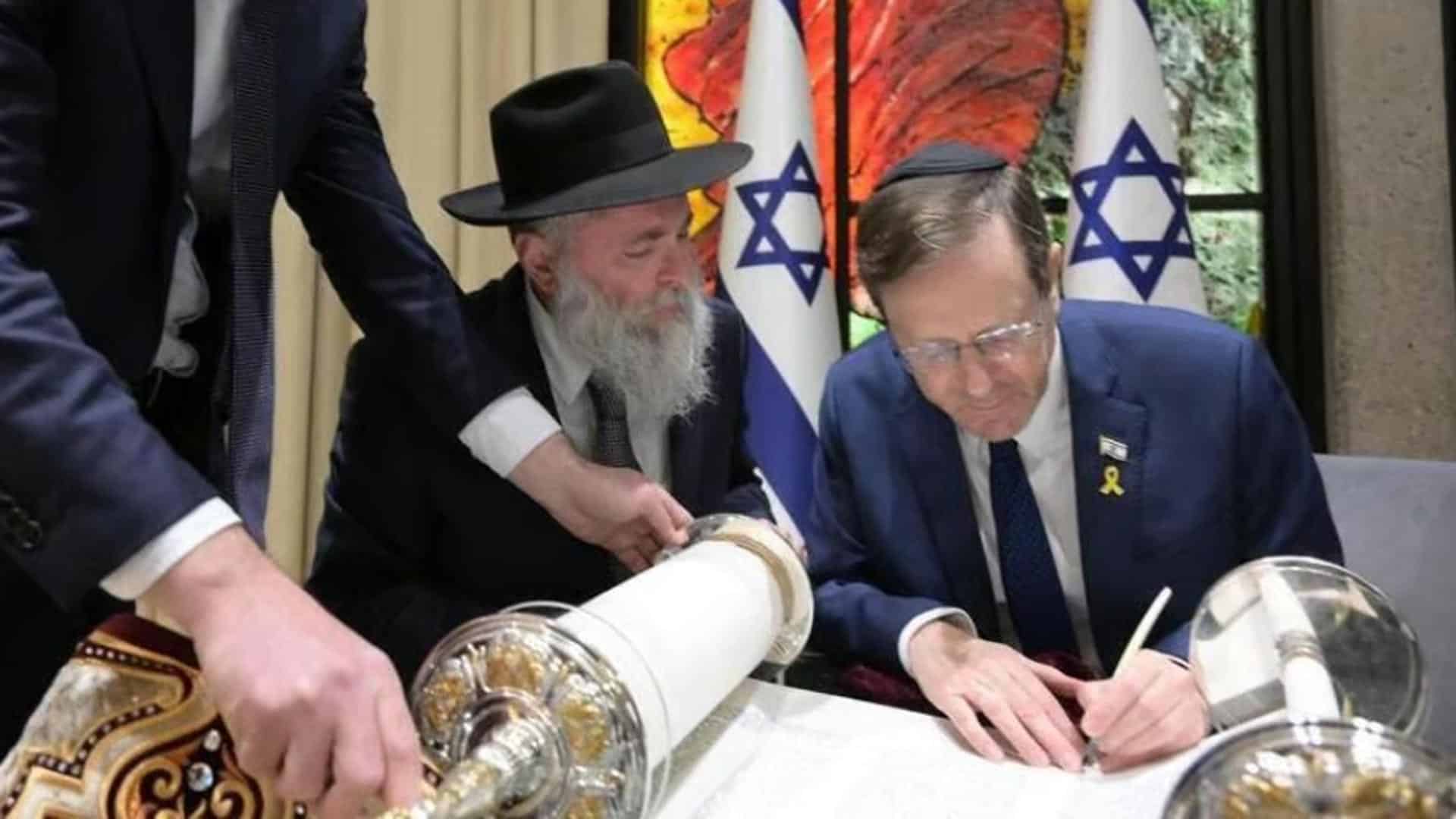 Tora-Rolle der Solidarität zwischen Israel und der Ukraine - Israelnetz